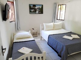 Quarto triplo standard | Frigobar, cortinas blackout, Wi-Fi de cortesia, roupa de cama