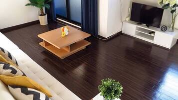 Apartamento (403) | Sala de estar | Televisor de ecrã plano de 43 polegadas com canais digitais, televisor