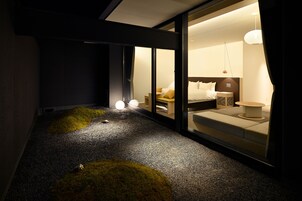 Suite, 1 cama king-size, vista para o jardim | Cofre no quarto, cortinas/cortinados opacos, ferro/tábua de engomar 