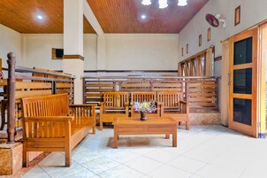 Área de estar no saguão