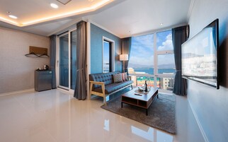 P403 | Área de estar | TV LED 43 polegadas com canais digitais, TV, pisos aquecidos