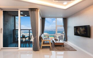 P303 | Área de estar | TV LED 43 polegadas com canais digitais, TV, pisos aquecidos