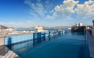 Piscina exterior sazonal, uma piscina aquecida