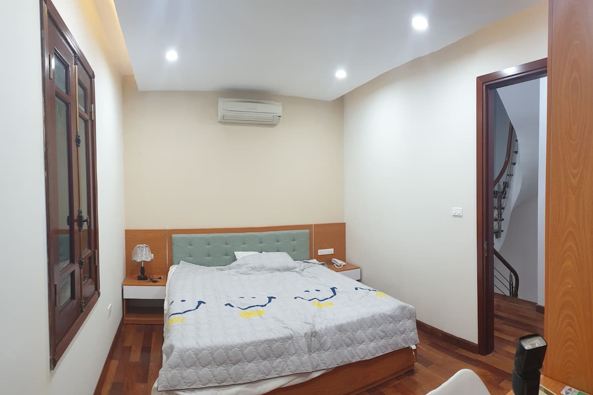 Quarto superior | Frigobar, escrivaninha, espaço de trabalho para notebook