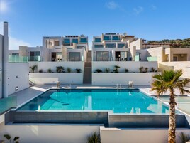 Piscina externa sazonal, funciona das 10h às 18h, guarda-sóis