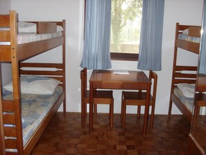 Single Bed in 4-Bed Dorm Room, Shared Bathroom | Secretária, quartos insonorizados, Wi-fi grátis