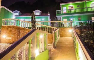 Fachada do alojamento (tarde/noite)