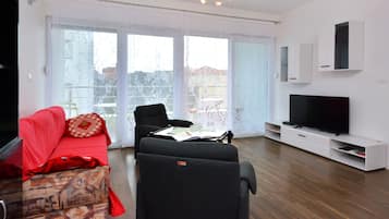 Apartamento, 2 quartos | Sala de estar | TV de tela plana