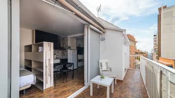 Apartamento panorâmico, 1 cama Queen e sofá-cama, vista parcial para o mar | Terraço/pátio
