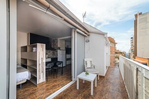 Apartamento Panorâmico, 1 cama queen-size e sofá-cama, vista parcial para o mar | Terraço/pátio interior