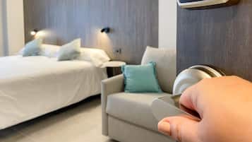 Quarto casal superior | 1 quarto, frigobar, escrivaninha, espaço de trabalho para notebook