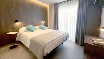 Quarto casal | 1 quarto, frigobar, escrivaninha, espaço de trabalho para notebook