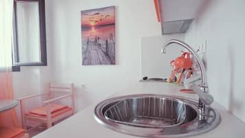 Estúdio, terraço (Elena-Orange) | Kitchenette privada | Uma cafeteira/bule, Minifrigorífico, uma placa de cozinha