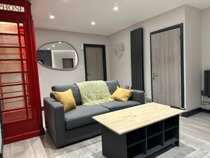 Apartamento Deluxe, não fumadores, no rés do chão | Sala de estar | Smart TV de 42 polegadas com canais digitais, televisor 