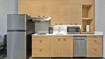 Geladeira, micro-ondas, fogão, cooktop