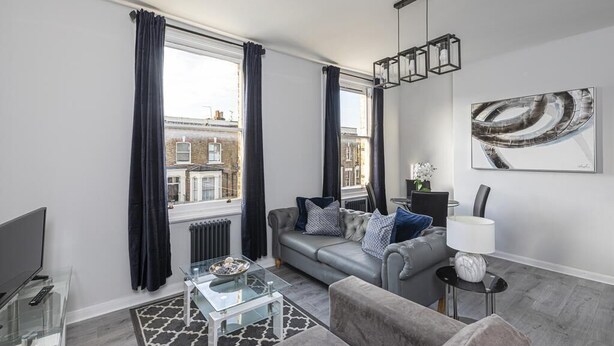 Apartamento, 2 quartos | Sala | TV de ecrã plano 