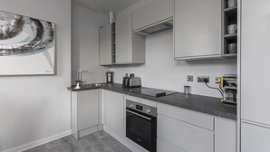 Apartamento, 2 quartos | Cozinha privada | Um frigorífico/congelador grande, um micro-ondas, um forno 