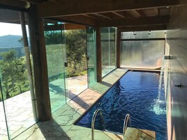 Oriente | Área de estar | Smart TV 42 polegadas com canais a cabo