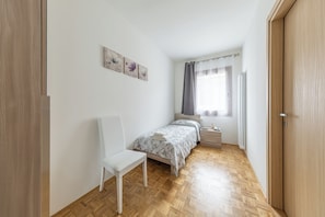 Quarto Básico | Cofre no quarto, Wi-fi grátis, roupa de cama fornecida 