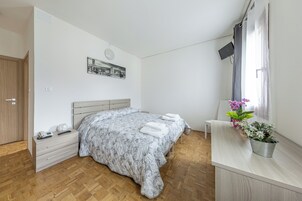 Quarto Duplo Básico | Cofre no quarto, Wi-fi grátis, roupa de cama fornecida 