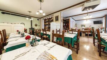 Café da manhã com buffet grátis todos os dias