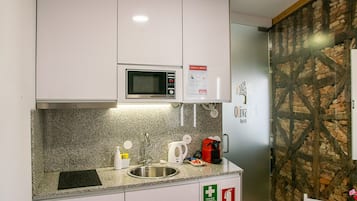 Studio Superior (Ocean) | Cozinha privada | Um frigorífico/congelador grande, um micro-ondas, uma placa de cozinha