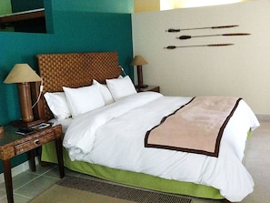 Quarto Duplo (with Air Conditioning) | Secretária, cortinas/cortinados opacos, ferro/tábua de engomar