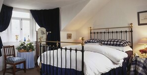 Secretária, cortinas/cortinados opacos, ferro/tábua de engomar