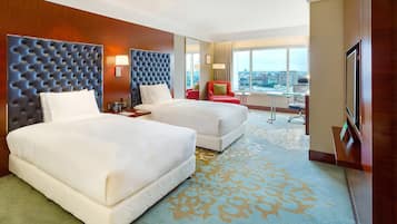 Roupa de alta qualidade, minibar, cofre com capacidade para portátil