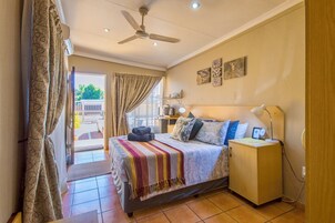 Quarto casal conforto | Cofres nos quartos, individualmente decorados