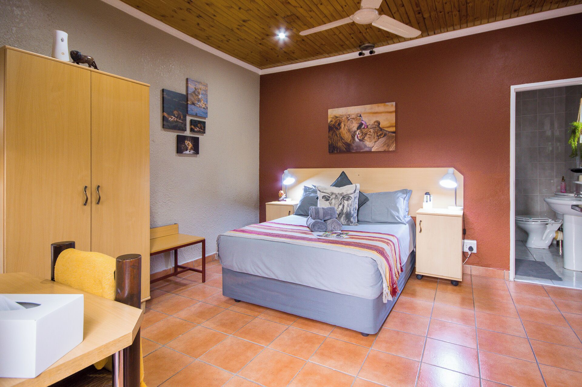 Quarto Duplo Comfort, 1 cama de casal, kitchenette | Cofre no quarto, com decoração personalizada 