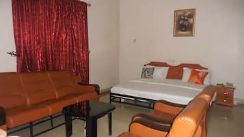 1 quarto, escrivaninha, espaço de trabalho para notebook