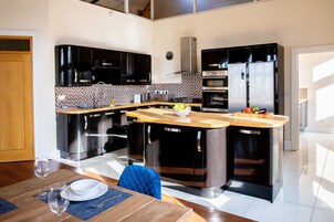 Penthouse Premium | Cozinha privada | Um frigorífico/congelador grande, um micro-ondas, um forno 