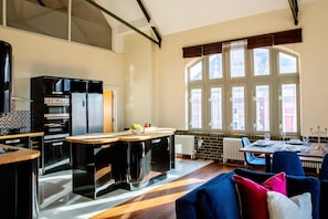 Cobertura premium | Cozinha privada | Geladeira grande, micro-ondas, fogão, cooktop