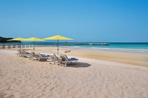 Na praia, areia branca, passeios de caiaque