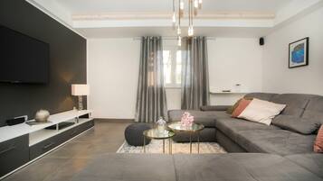 Villa | Sala de estar | TV de ecrã plano, lareira, ténis de mesa