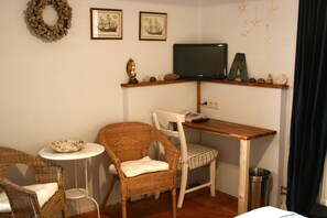 Quarto Duplo Design | Sala de estar | Televisor de ecrã plano de 23 polegadas com canais via satélite 