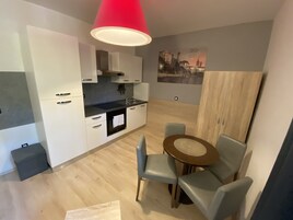 Apartamento Superior | Sala de estar | Televisor de ecrã plano de 55 cm com canais via satélite, televisor 