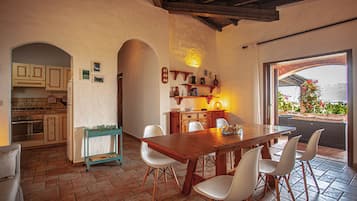 Villa, 3 quartos, terraço, vista para o mar | Cozinha privada | Uma máquina de lavar louça, uma cafeteira/bule, uma cadeira de bebé