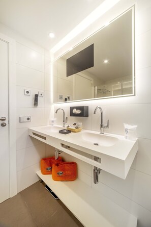 Bungalow de Luxo | Casa de banho | Um polibã, artigos de higiene pessoal grátis, um secador de cabelo 