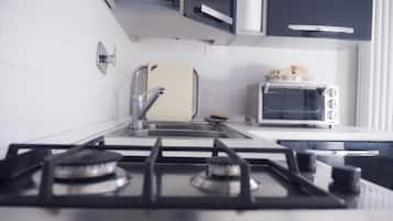 Apartamento, 1 quarto | Cozinha privada | Geladeira grande, cooktop, talheres/pratos/utensílios de cozinha