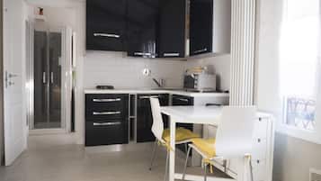 Apartamento, 1 quarto | Cozinha privada | Geladeira grande, cooktop, talheres/pratos/utensílios de cozinha