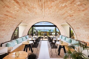 Serviço de café da manhã e jantar, vistas para a piscina 