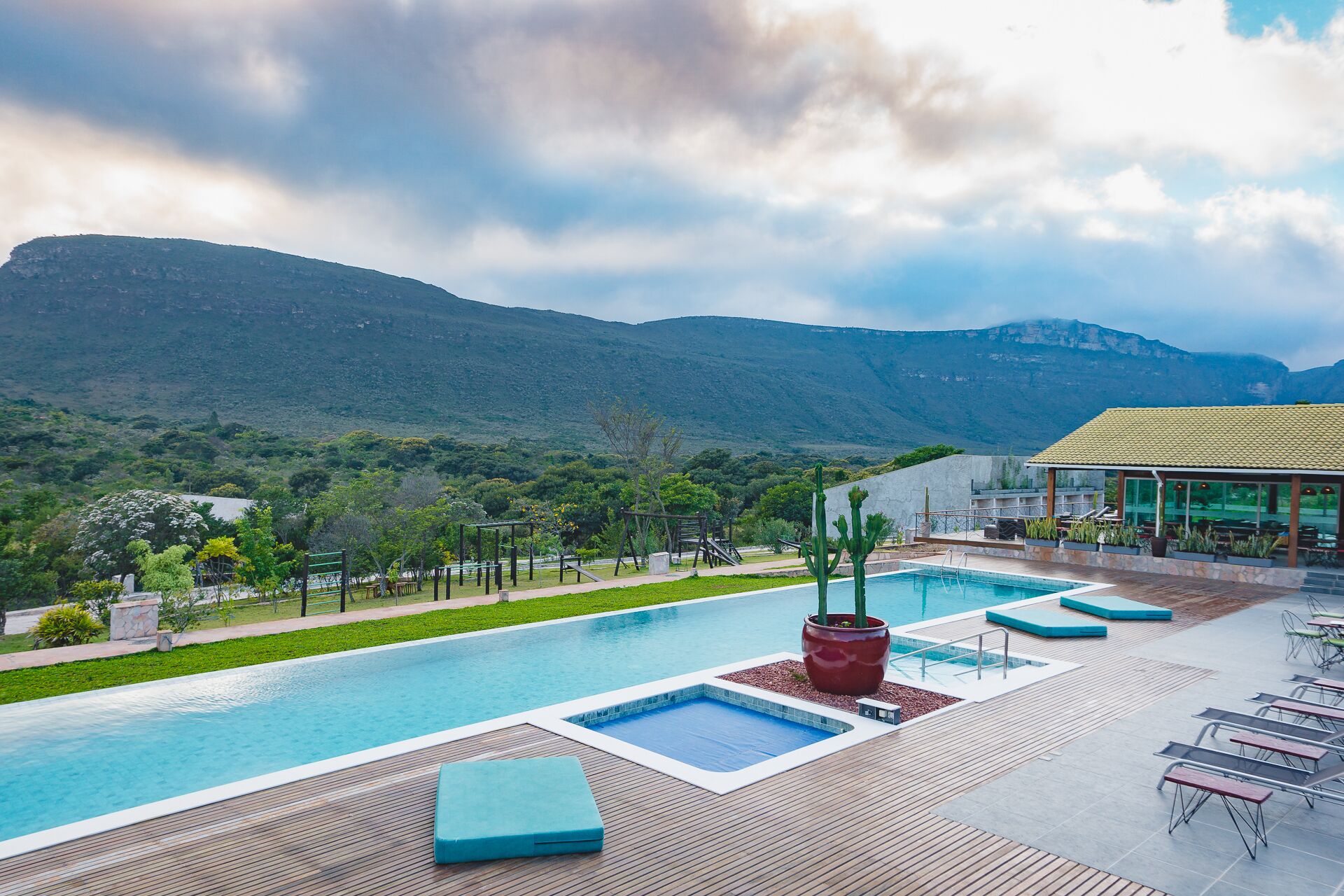 3 piscinas externas, guarda-sóis, espreguiçadeiras