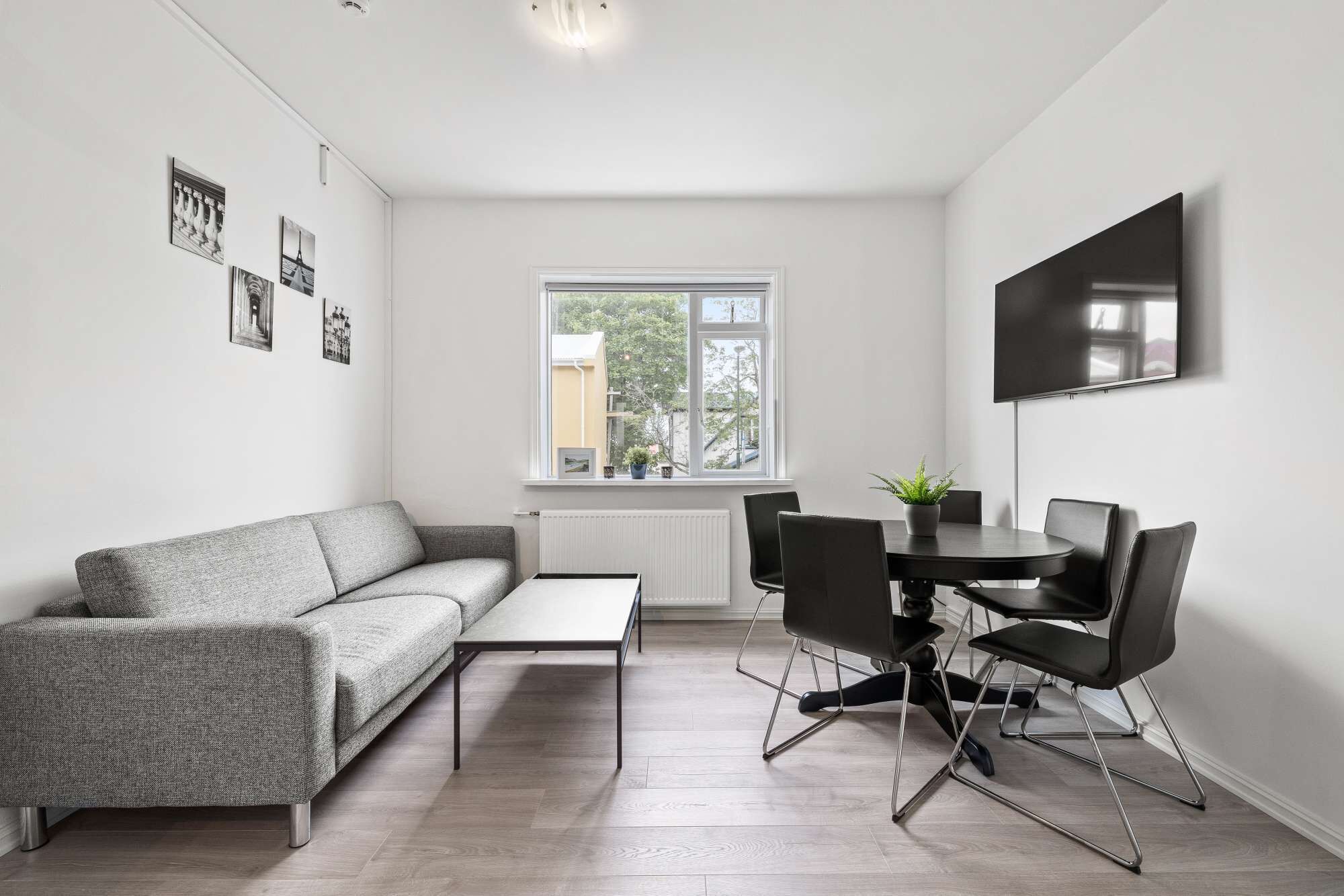 Located In Downtown Reykjavik, Only 200-meter Walking Distance From The Main Street Laugavegur - Reykjavík