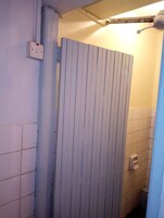 Quarto Duplo | Casa de banho | Um polibã, um chuveiro fixo, toalhas fornecidas, sabão 