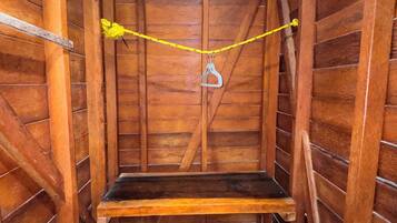 Quarto Triplo Standard | Casa de banho | Um polibã, um secador de cabelo (mediante pedido)