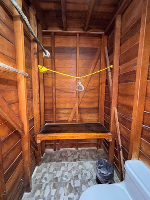 Quarto Triplo Standard | Casa de banho | Um polibã, um secador de cabelo (mediante pedido) 