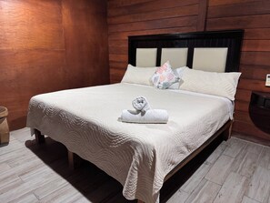 Quarto Duplo Superior | Cofre no quarto, Wi-fi grátis, roupa de cama fornecida 