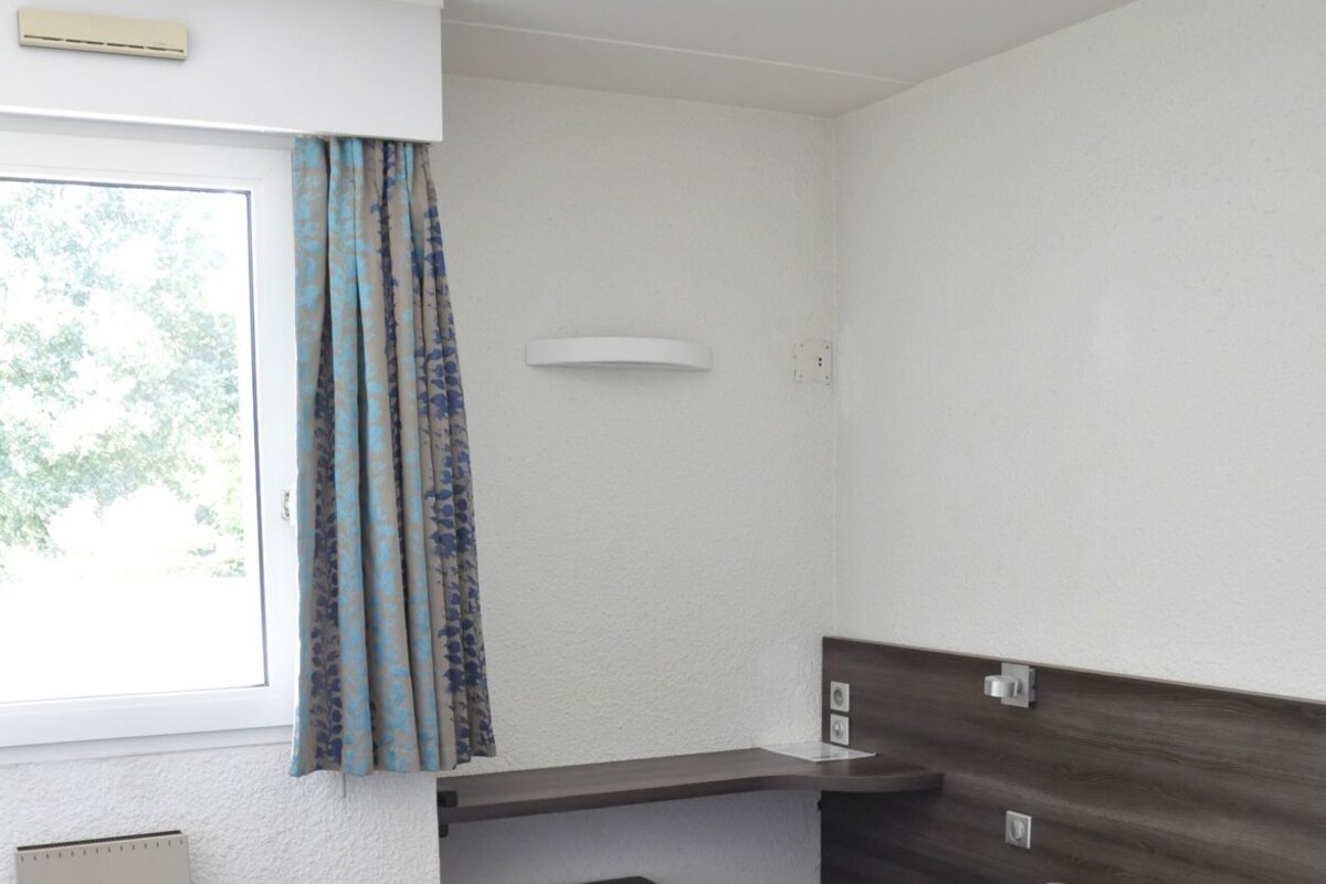 Escrivaninha, cortinas blackout, berços (sobretaxa), Wi-Fi de cortesia